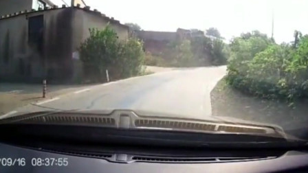行车记录仪:电动车走左侧转弯和汽车相遇,还好车主反应及时