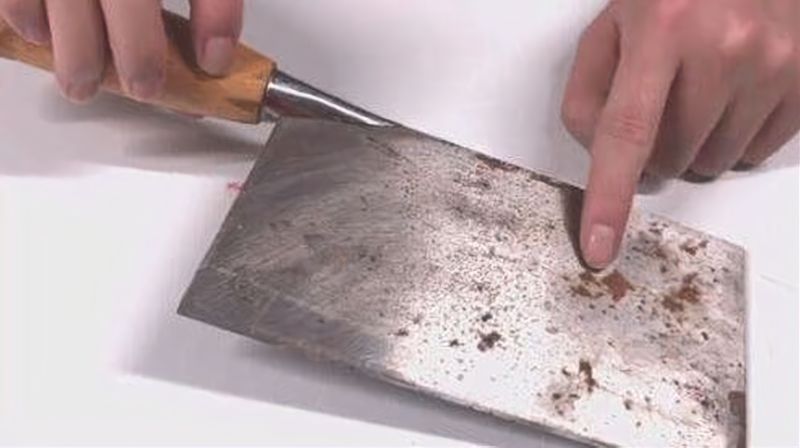 菜刀变钝生锈怎么办?磨刀老师傅教我一招,只需几秒,削纸如泥