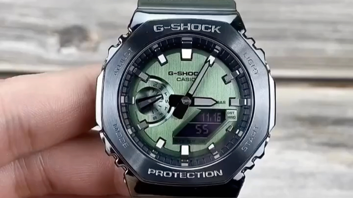 卡西欧GM-2100B-3APR采用不锈钢八边形表圈与圆形刻度盘设计,展现...