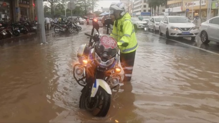 当高考和暴雨相遇,电白交警铁骑队员暖心护送考生赶赴考点