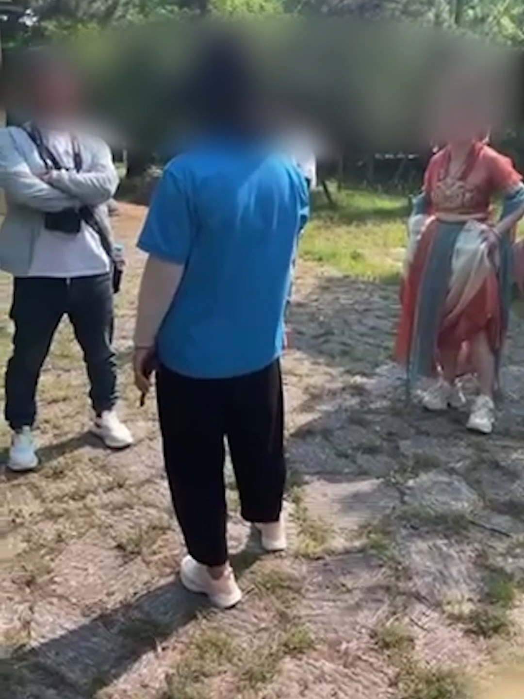 女子自带摄影师景区内拍照,被多人制止:景区有签协议的拍摄机构