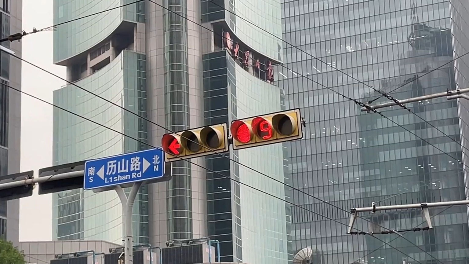 辟谣!“新国标红绿灯”2017年已实行 读秒有单独标准并未取消