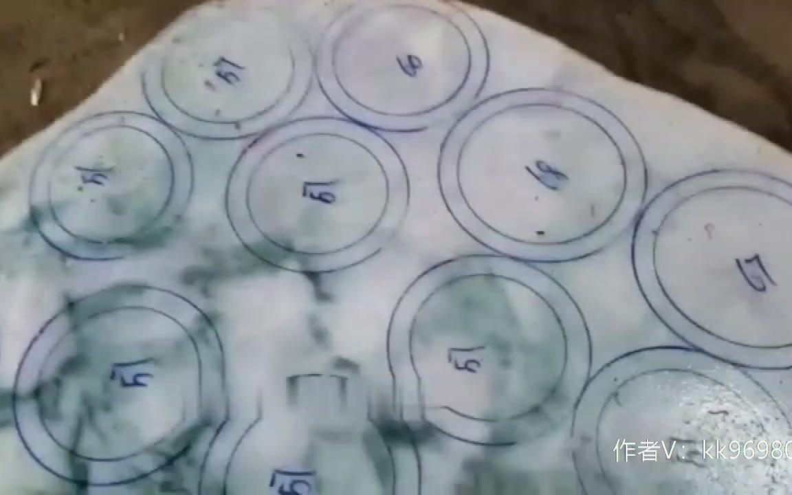 7000买的翡翠原石现场开切, 才开一刀就翻了几美刀