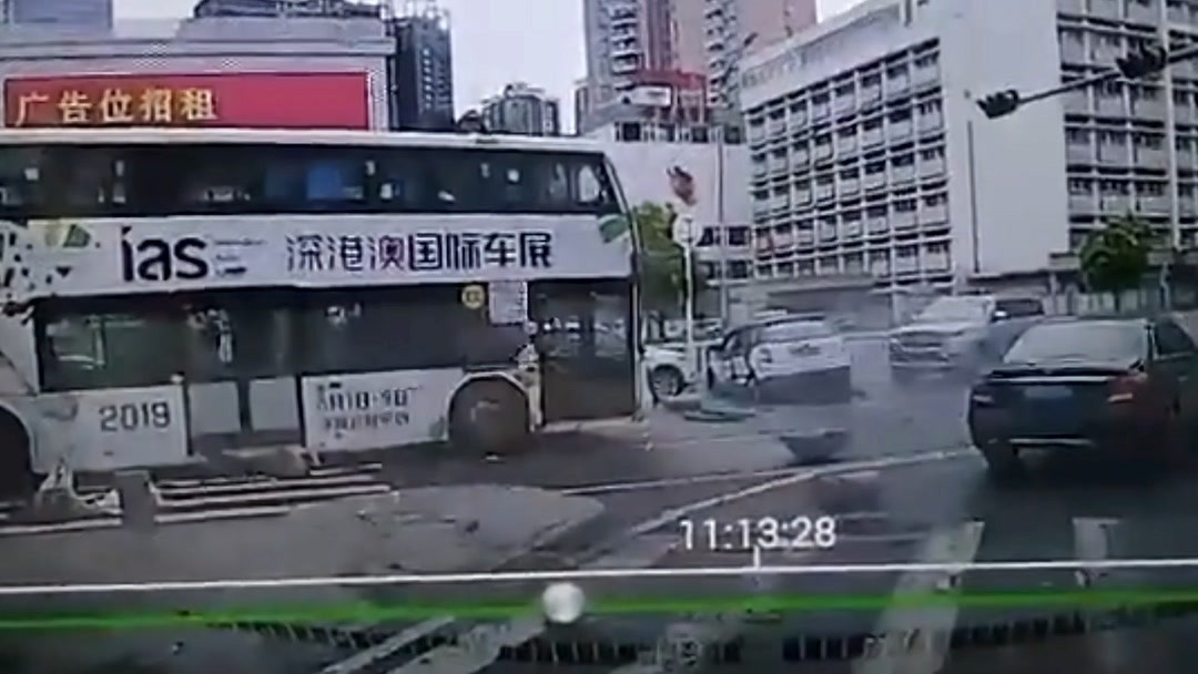 深圳发生三车相撞事故致3人受伤 恐怖瞬间曝光