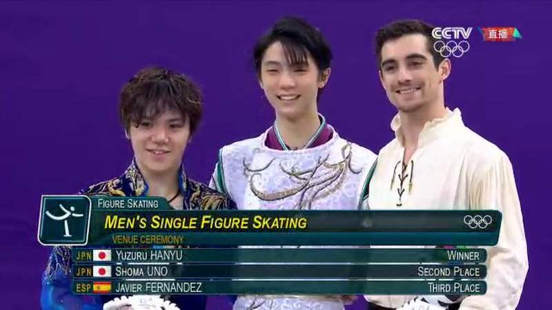 花样滑冰男单颁花仪式:羽生结弦撩人不分男女 跃上领奖台