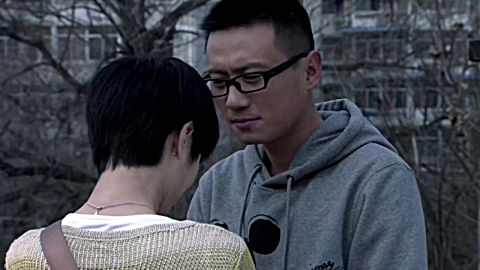 老丈人带回一个跟女儿长的一模一样的女孩,女婿看懵了,太像了