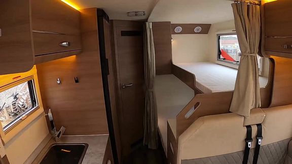 适合一家4口的依维柯C型房车,母子床版,进来围观一下! #豪哥说房车 #...