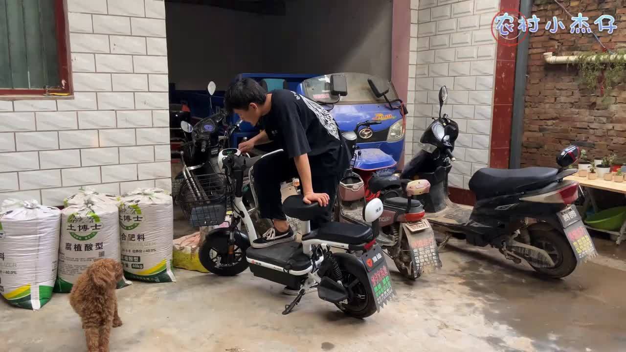 姐新电动车停娘家,小伙想给妈妈合伙卖掉,妈妈竟然用链子锁上