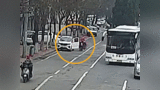 【河南】又见“开门杀”!违停电动汽车突然开门 过路骑手被怼飞当场...