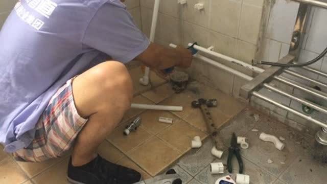 安装明水管,PPR管材确实比铁管好安装