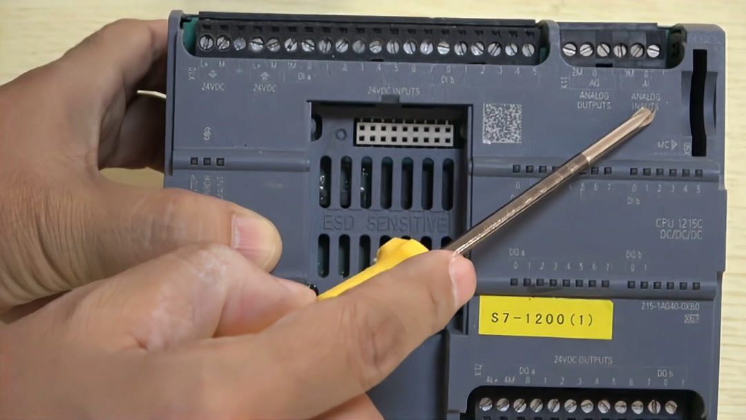 实物了解PLC构造组成