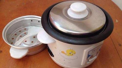 电饭煲这个场所不清洗是个很大的安全隐患!现在知道还不晚