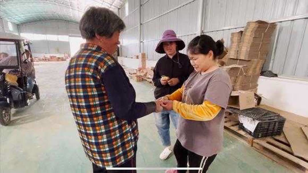 白雪姥姥金手镯意外丢了,心急火燎让清香帮着寻找,心疼钱啊