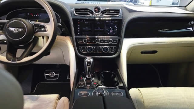 新车到店,实拍2022款宾利添越,超高颜值,值不值得买自己看