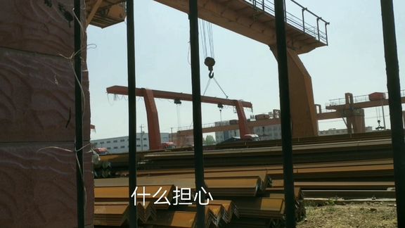 在钢材市场有的大公司年前存货量在上万吨,如今价格跌个底朝天。