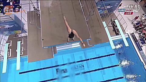 慢动作观看女子10米跳水运动 人体空中完美姿势展现