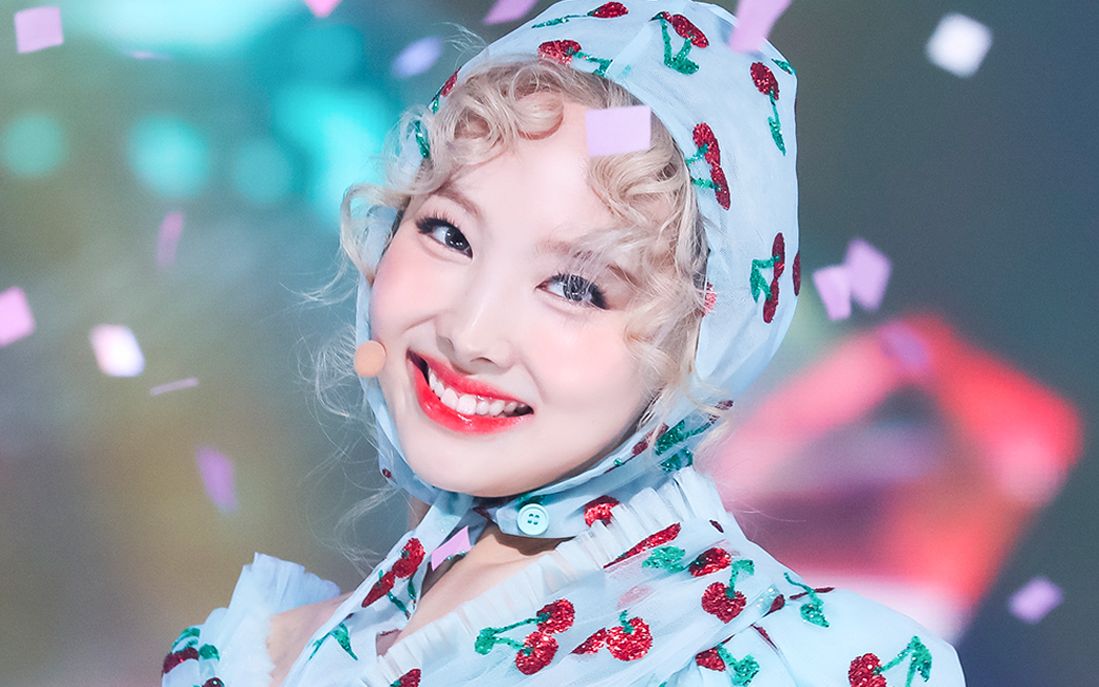 【4K60帧】是谁末放了还不会手势舞!林娜琏Solo出道曲POP! 打歌...