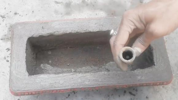 老外制作花盆用一截钢管!外行人不懂!原来模具这么方便!