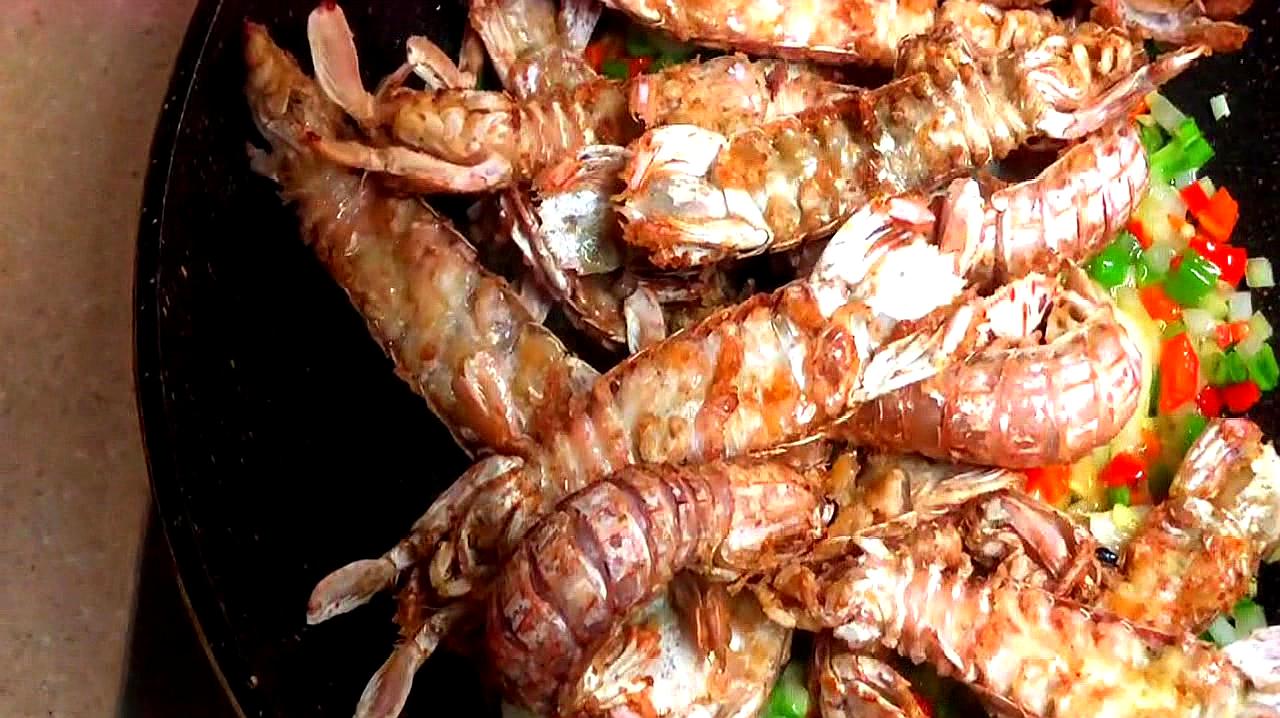 椒盐皮皮虾怎么做才好吃:学会这一步,壳脆肉鲜,超级简单哦!