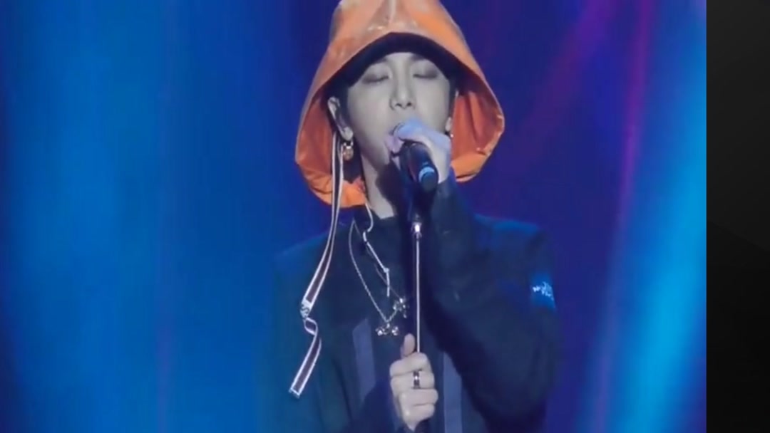 演唱会:华晨宇演唱歌曲,竟还玩起了花式比心,台下的粉丝欢呼不