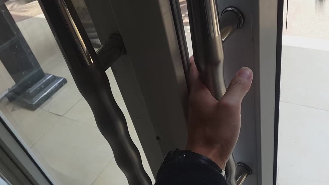 单元门对左手的安全隐患