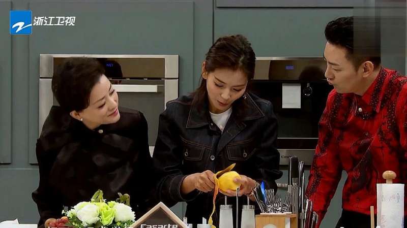 刘涛吃芒果都要削皮,果皮完全没有断,刀法利落让人惊叹,好贤惠