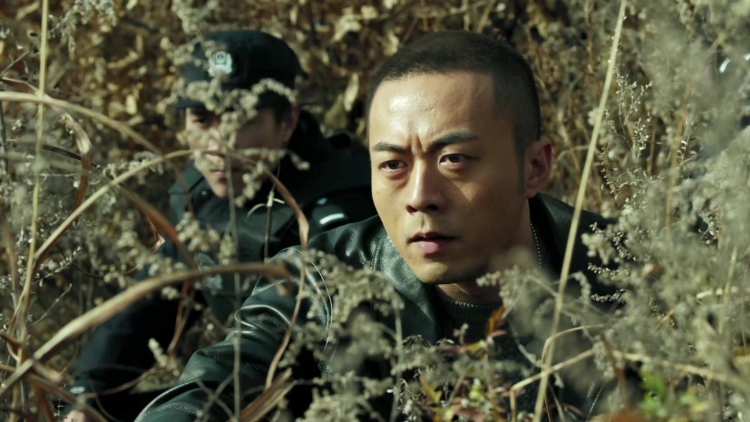 《伪钞者之末路》老崔刚推开了院子的铁门 就被炸药炸死了