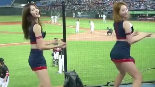 这啦啦队的舞蹈简直太魔性了, 我已经循环播放了十几次!