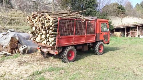 钦佩啊,这种小型翻斗车还挺给力,装的货真不少