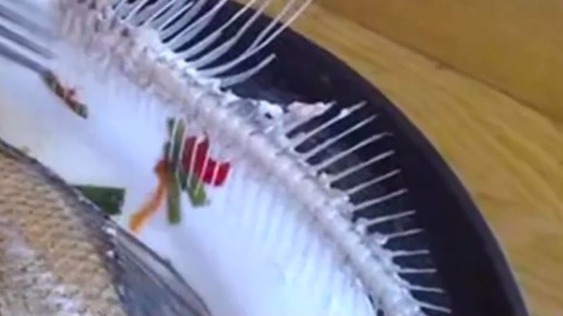 鱼刺卡喉咙,别再喝醋、吞馒头了,这么处理才能救你命!