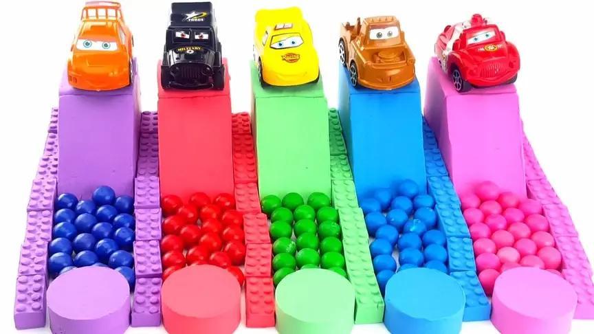 益智动画,用太空沙制作玩具小汽车彩虹滑梯和展台模型