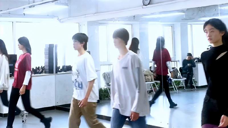 西安模特培训,模特台步基础训练技巧分享