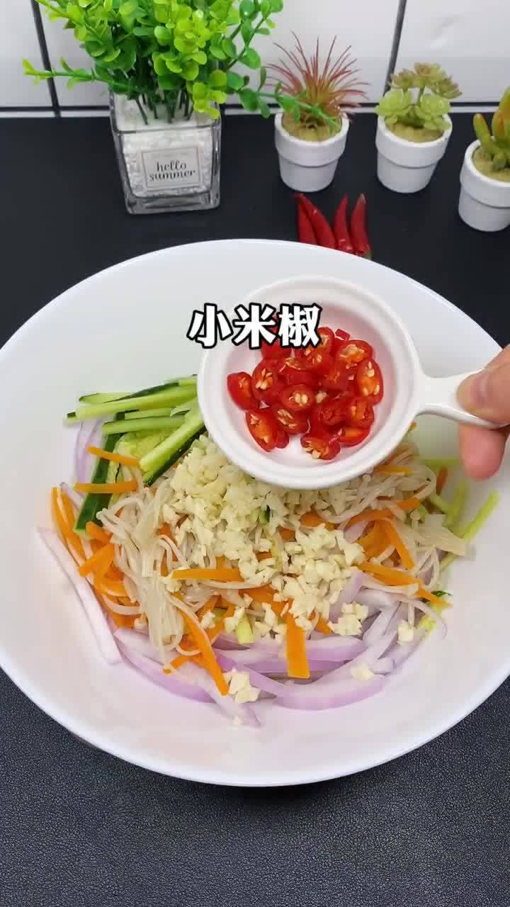 天气越来越热,来一款超好吃的凉拌金针菇