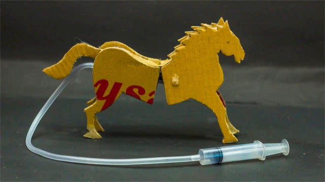 手工制作,用针管气压做了一个奔驰的骏马