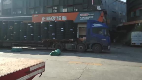 这个轮胎店老板生意好,一次进那么多货车轮胎得多少钱?