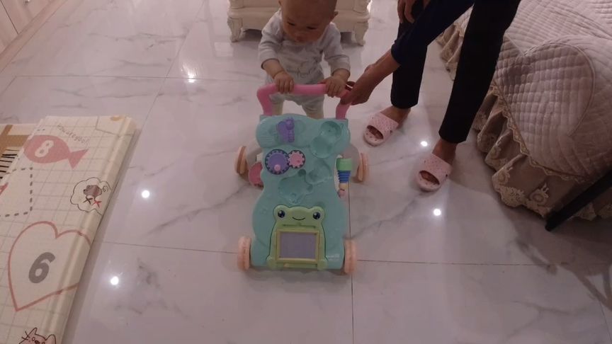 女儿姑姑帮买的学步推推车,女儿第一次走了很远,超棒ߑ�ߏ