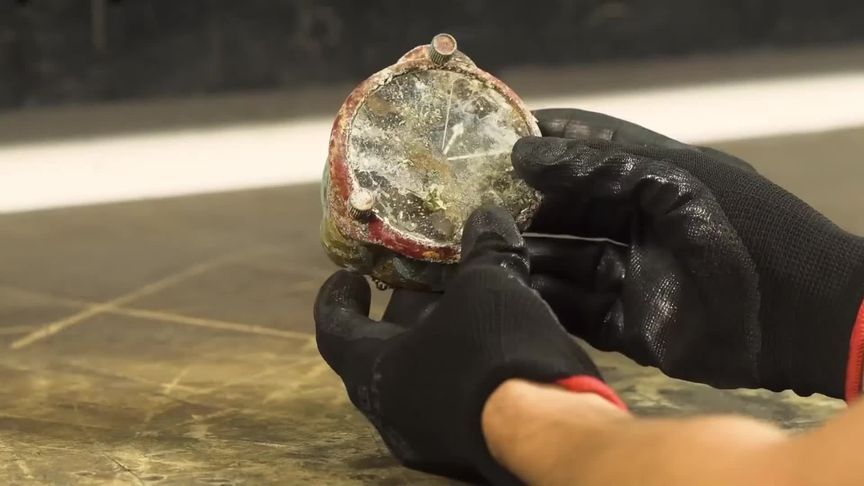 男子翻新生锈的机械时钟,修复手艺高超,焕然一新!