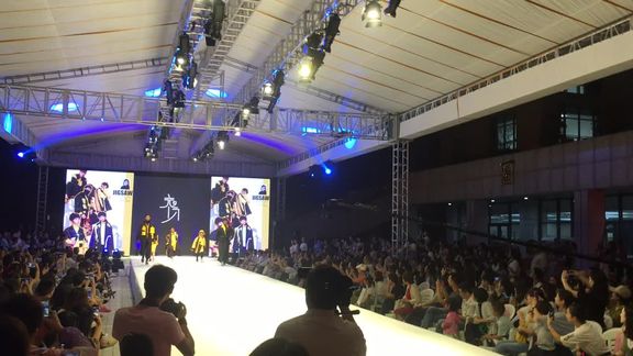 今天参加湖师院学生设计作品展,说实话,衣服设计都好有个性!