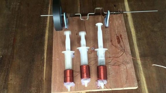 动手能力不是一般的强,居然能用注射器做的3Vsolinoid引擎,全程高能