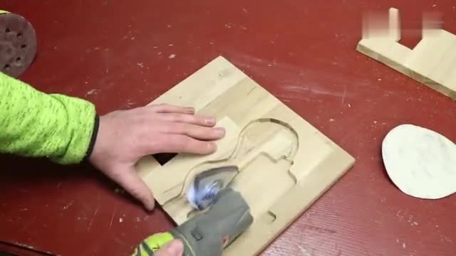 电脑有专门的电脑桌放置 小伙给手机也做了个手机桌