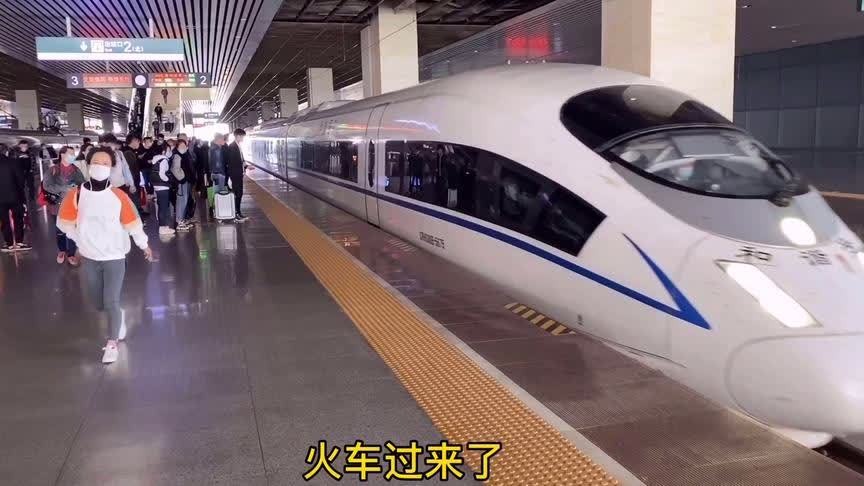 小伙从郑州东站,做高铁到济南,济南站对比郑州站差别真大!