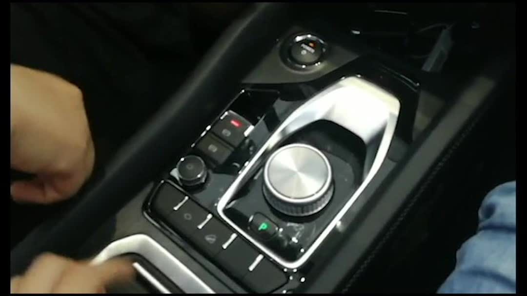 探店奇瑞瑞虎E,中控设计细心,配升降式换挡旋钮,但这点要吐槽