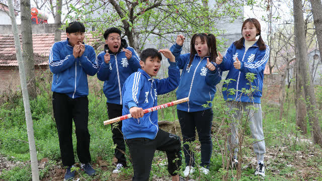 小伙伴们兑钱买山楂金箍棒,既能吃又能玩太炫酷了!