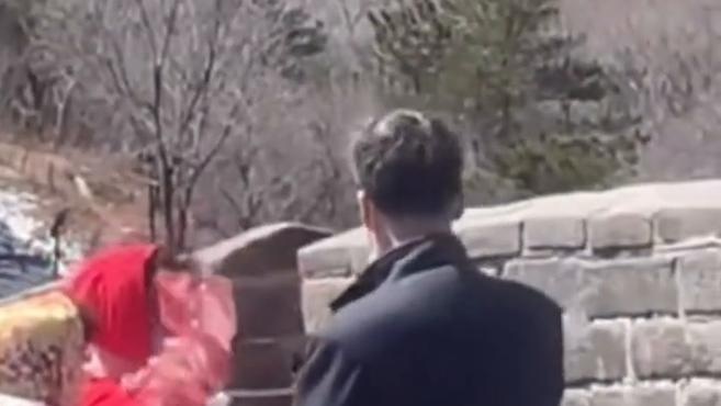 三名游客在长城墙体刻字:所刻内容为游客姓名