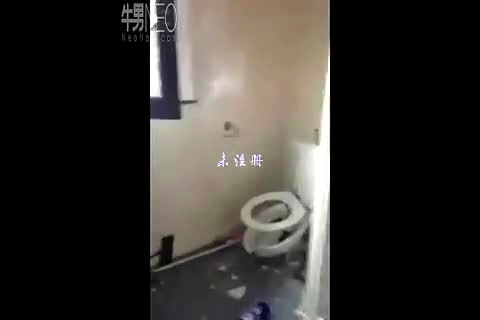 【独家】傻缺男们做点愚蠢的事 鞭炮丢进马桶炸开花 搞笑视频