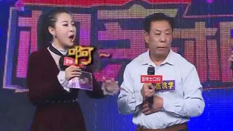 男子上台太紧张,走路姿势似卓别林,一首《母亲》魔音贯耳!