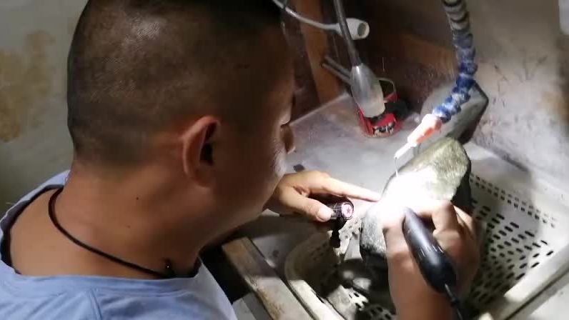 自己开檫,期待#翡翠原石 #原石毛料 #天然翡翠 #翡翠手镯 #翡翠