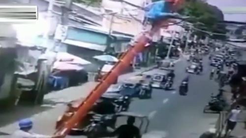 安全事故:电工高空维修,不料电线杆突然倒塌砸中行人