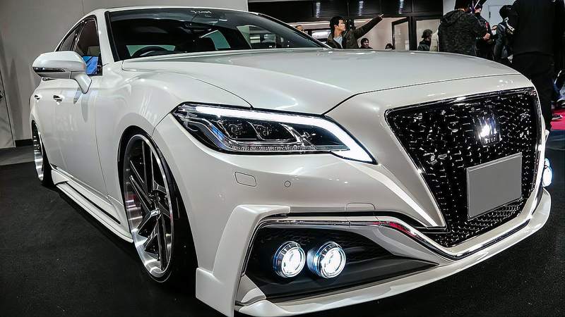 新款丰田皇冠总算亮相!配置比宝马3系良心,21万奔驰E级靠边站