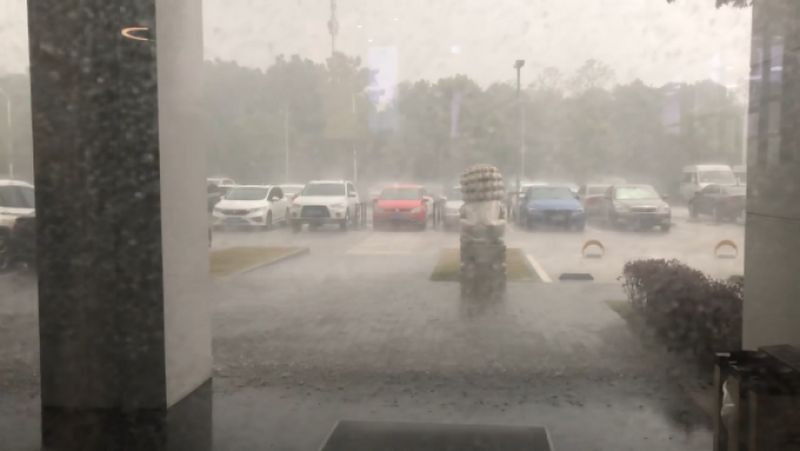 上一秒艳阳高照,下一秒电闪雷鸣,上海又下暴雨啦